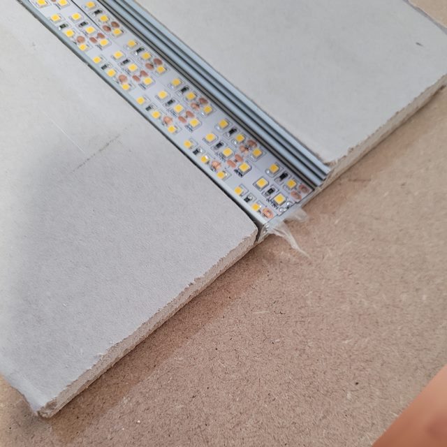 Freccia Led in cartongesso con canalina molto ampia